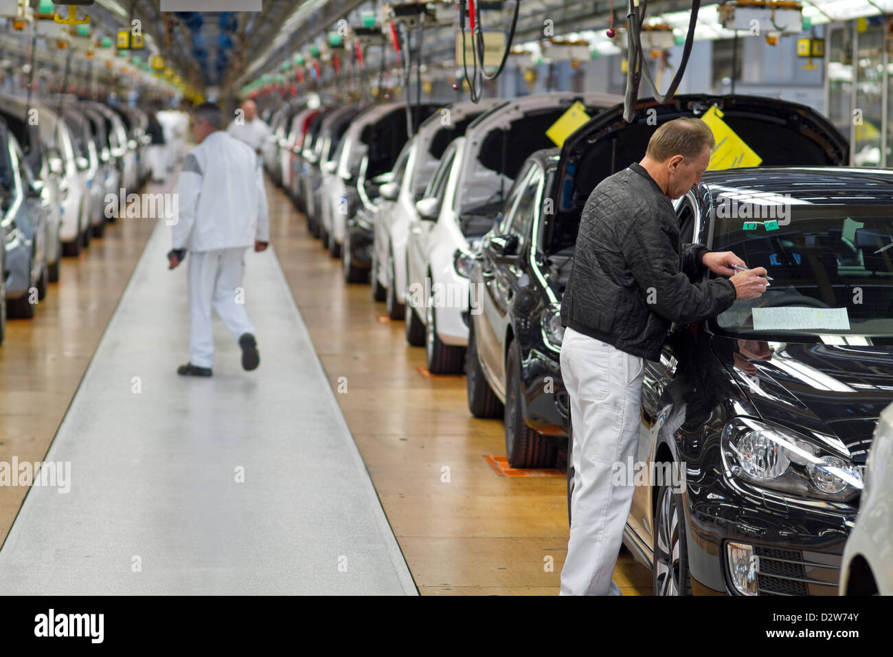 Final assembly production line car hi-res stock photography and images ...