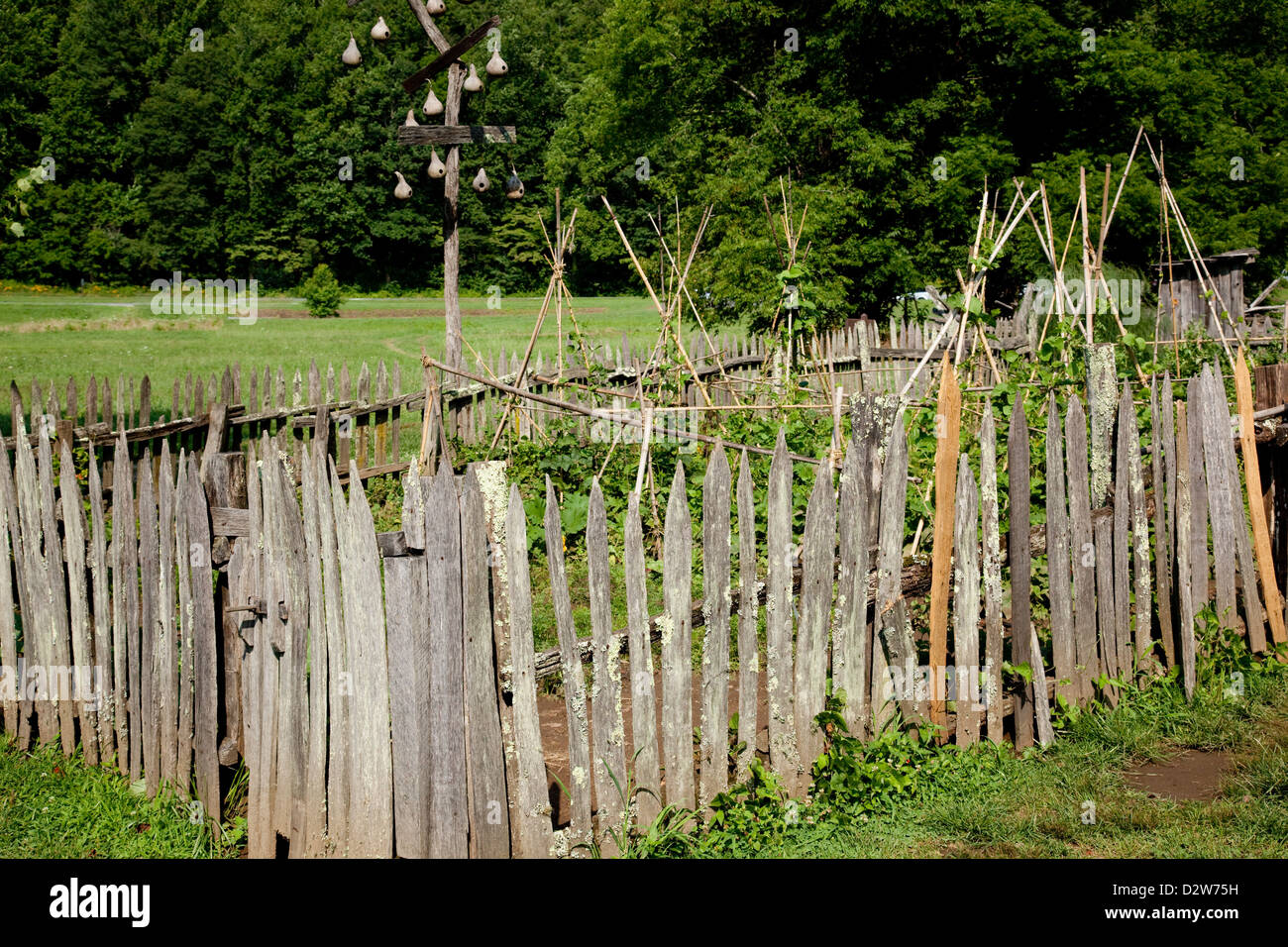 Primitive fence hi-res stock photography and images - Alamy
