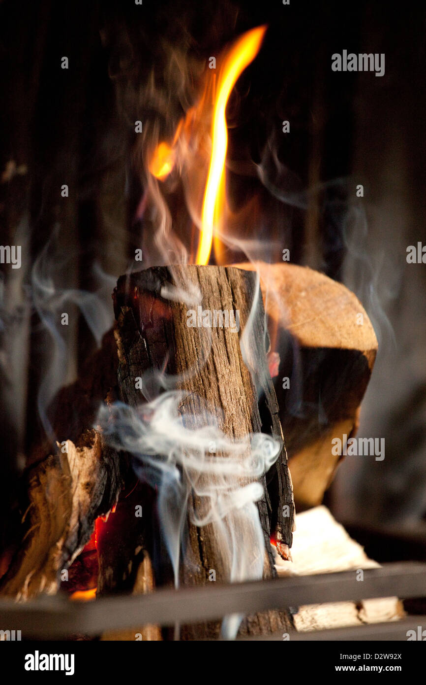 Open log fireplace hi-res stock photography and images - Alamy