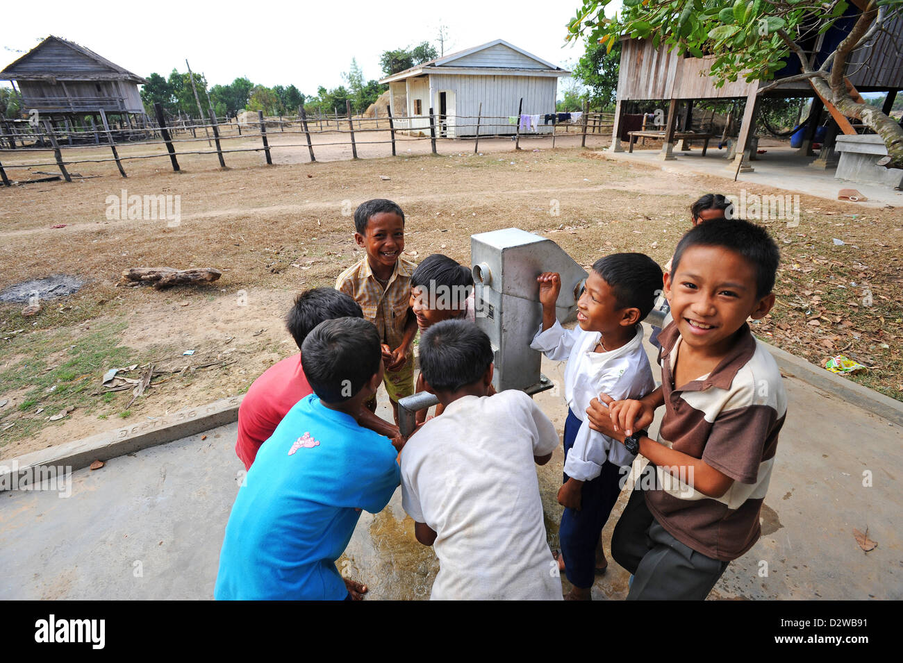 Sre Ambel, Cambodia, boy drinking water from a well Stock Photo - Alamy