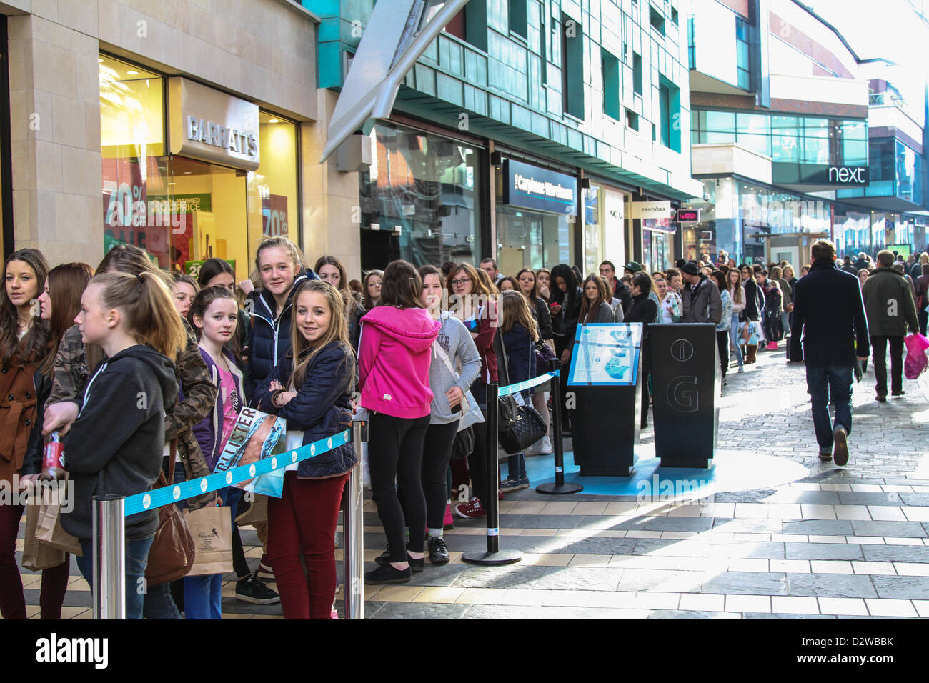 Fans queue up to get to see the TOWIE sisters Sam and Billie Faiers at ...