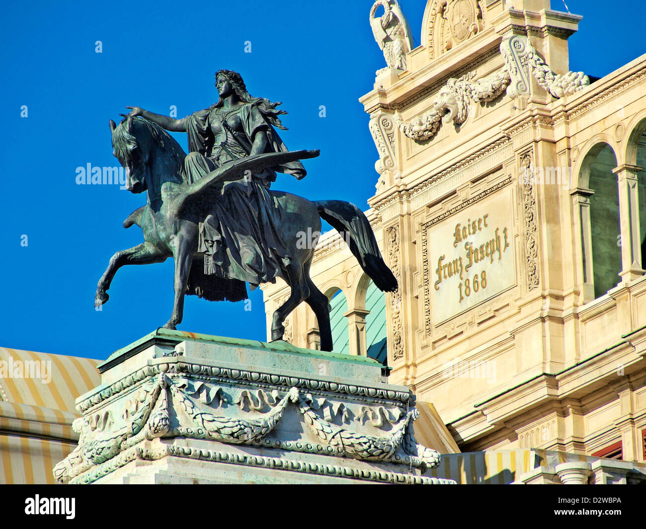 Statue opera house vienna hi-res stock photography and images - Alamy
