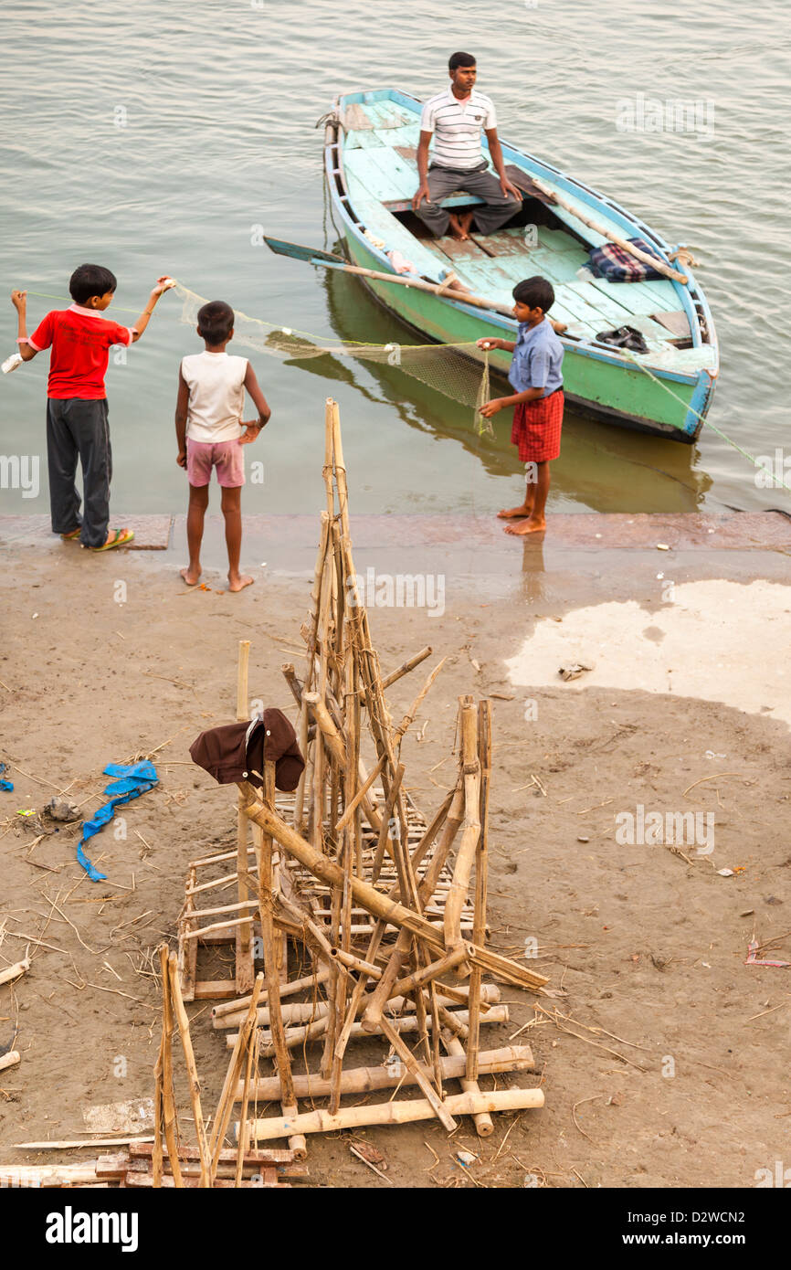 India children rowing boat on ganges river hi-res stock photography and ...