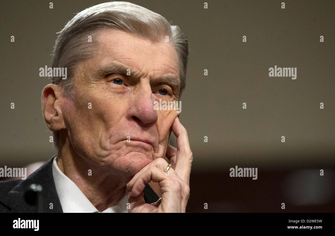 Retired Senator John Warner introduces Senator Chuck Hagel during his ...