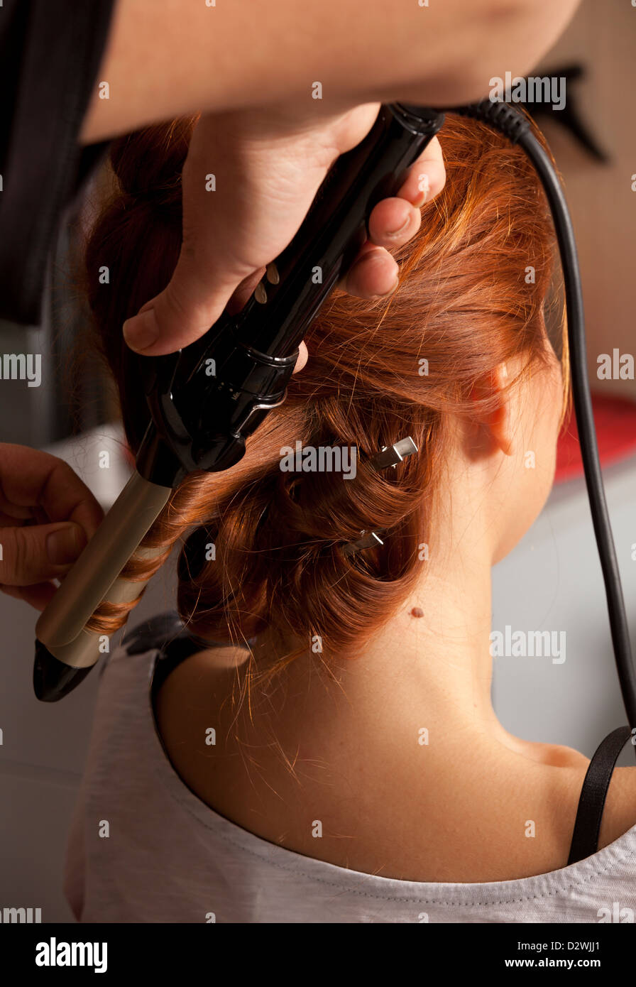 Stylist pinning up a bride's hairstyle before the wedding Stock Photo ...