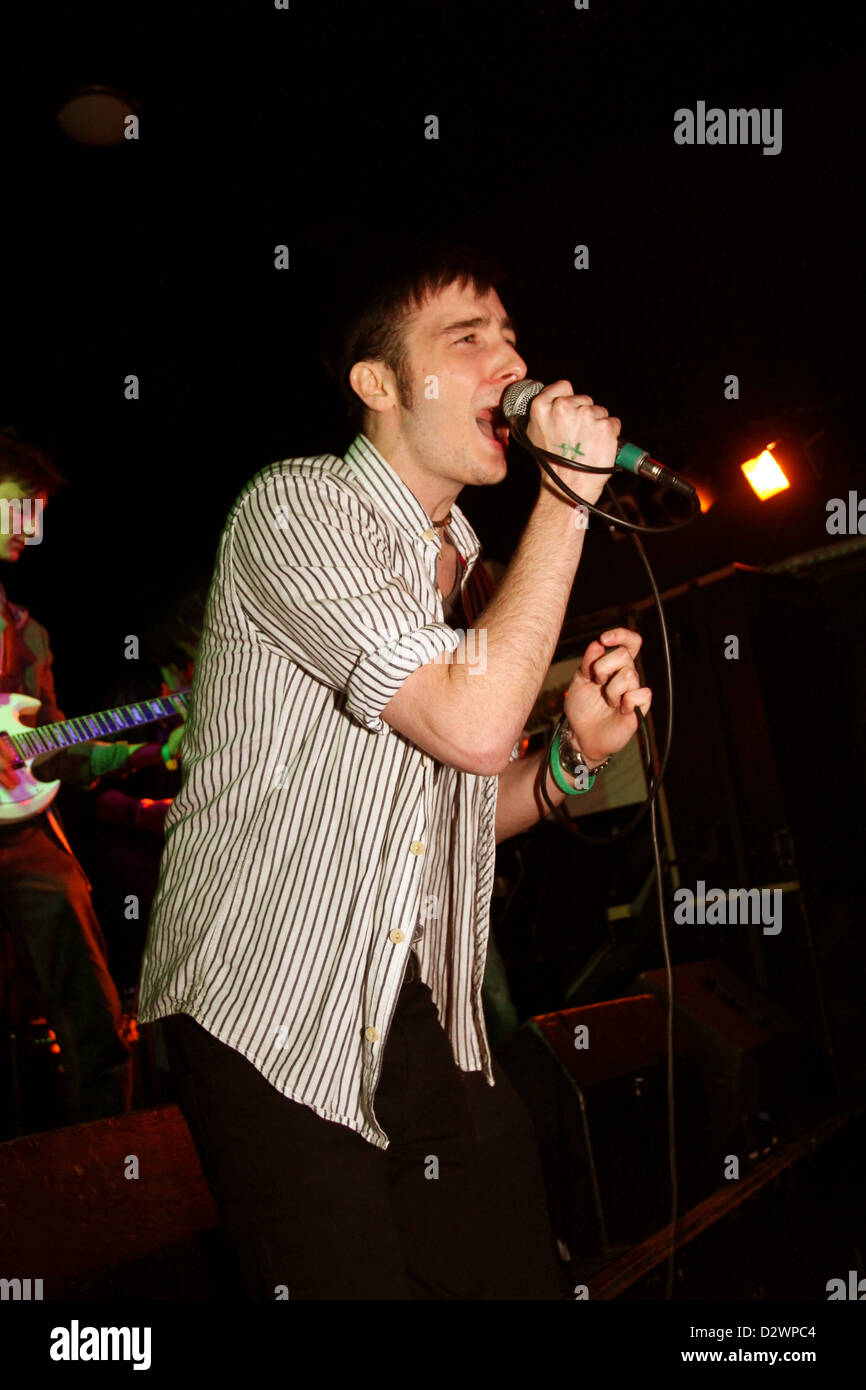 Teenage group playing music hi-res stock photography and images - Alamy