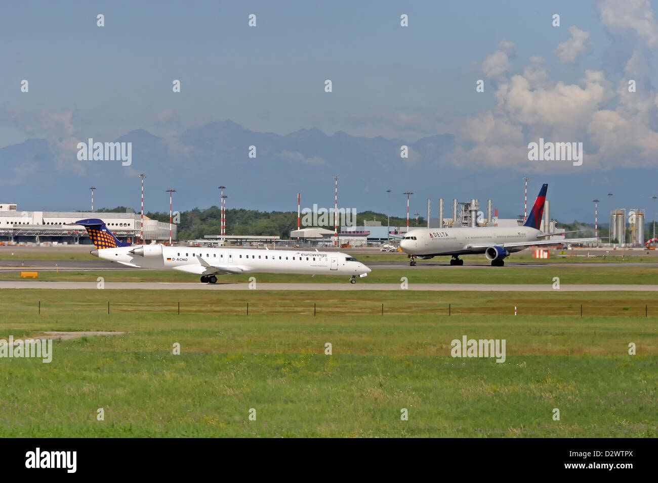 Eurowings, Canadair CRJ-900 and Delta Boeing 767-432ER Stock Photo - Alamy