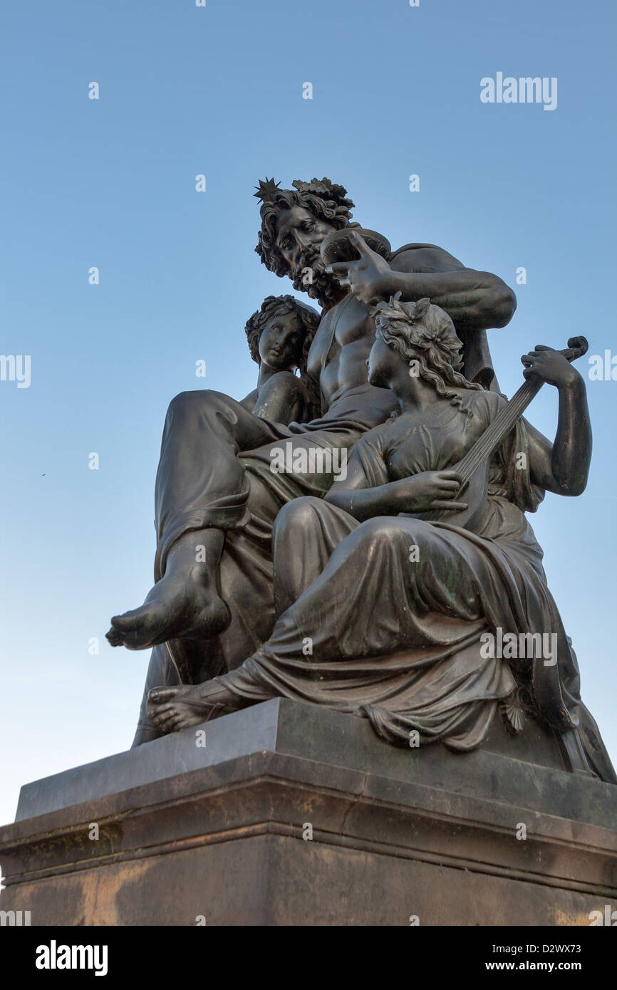 Statue sculpture man monument hi-res stock photography and images - Alamy