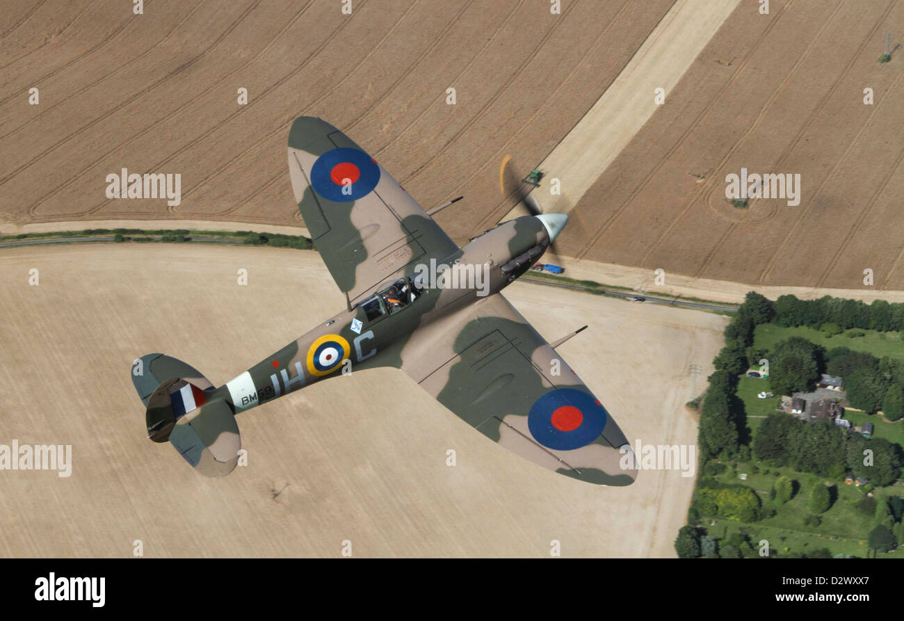 Spitfire bm597 hi-res stock photography and images - Alamy