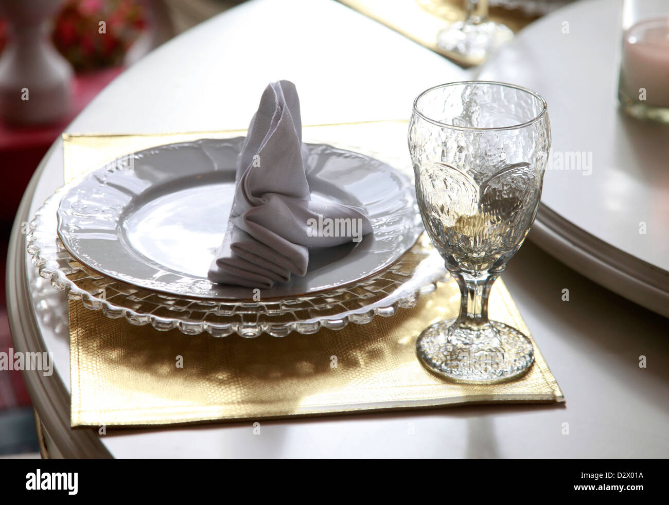 Empty set of glass and plates at restaurant Stock Photo - Alamy