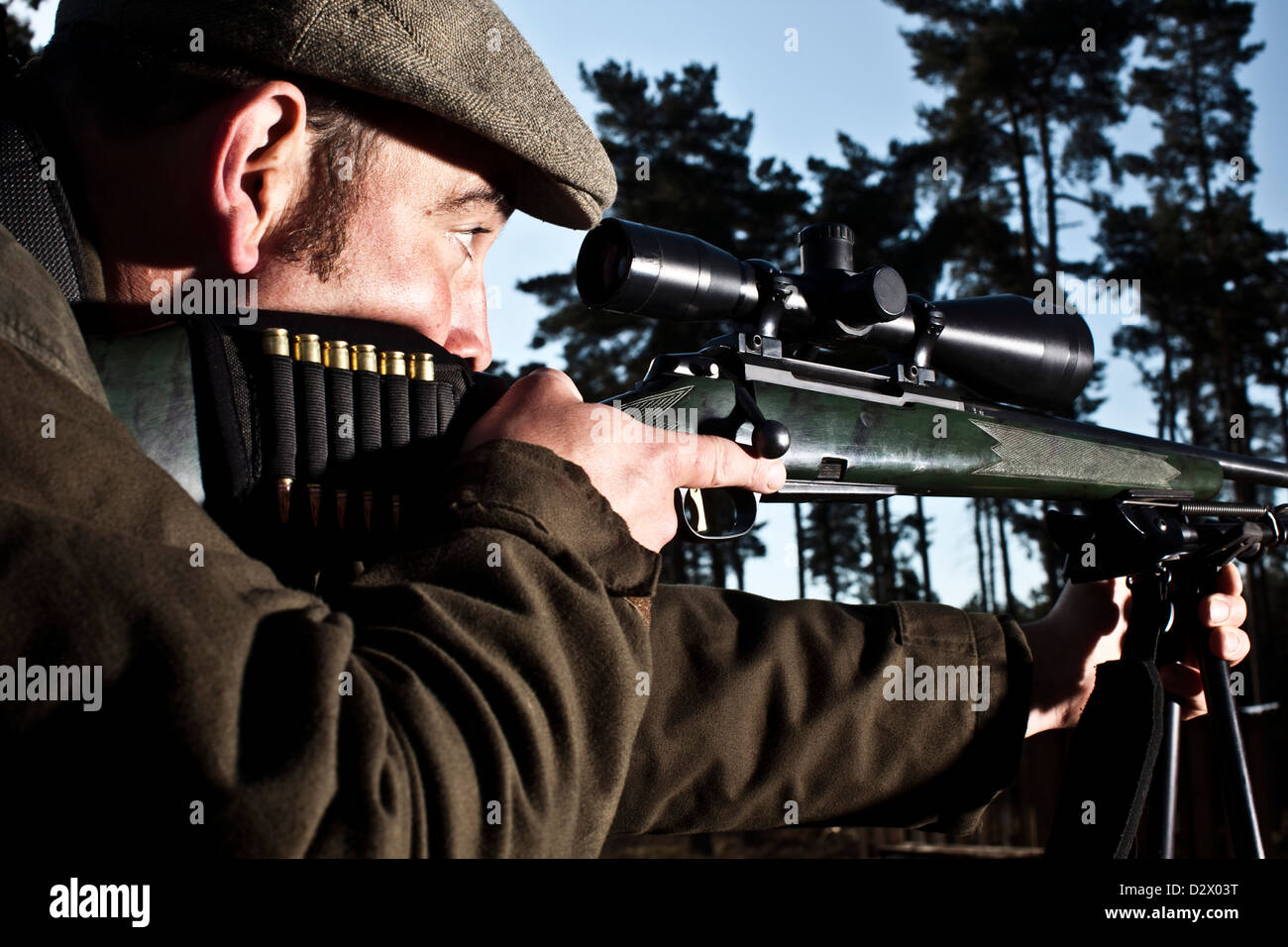 Hunter with gun hi-res stock photography and images - Alamy