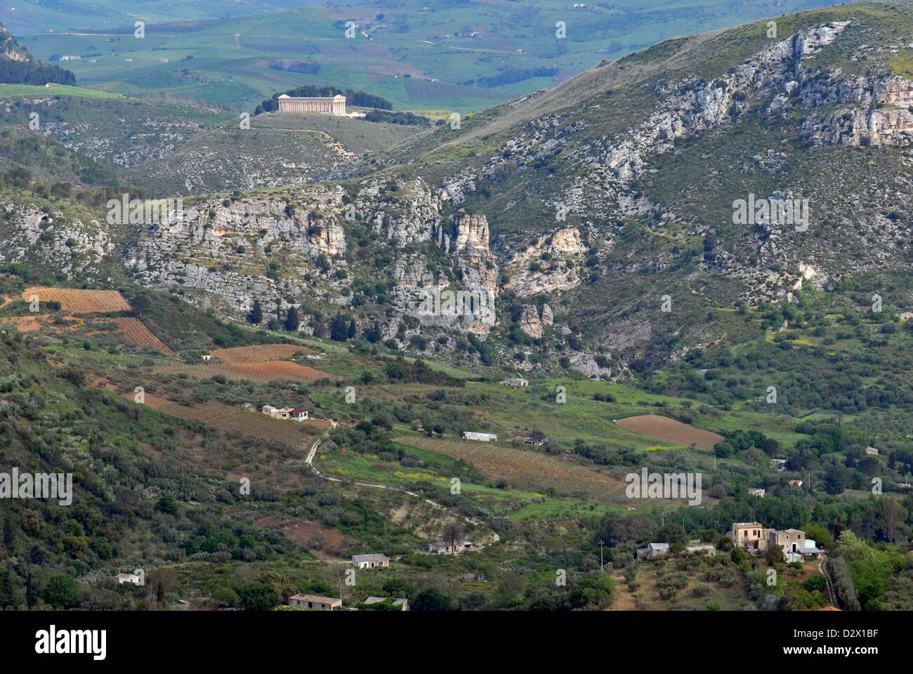Segeste Sicile Italia Greek temple Stock Photo - Alamy
