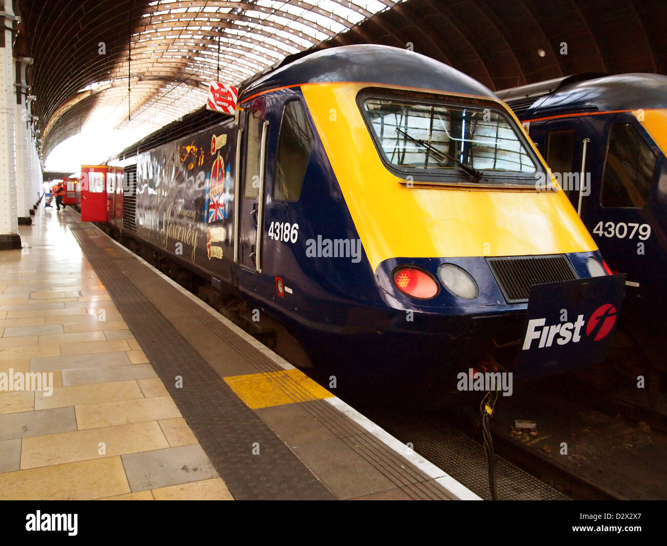 Express train just arrived at Paddington Station in London Stock Photo ...