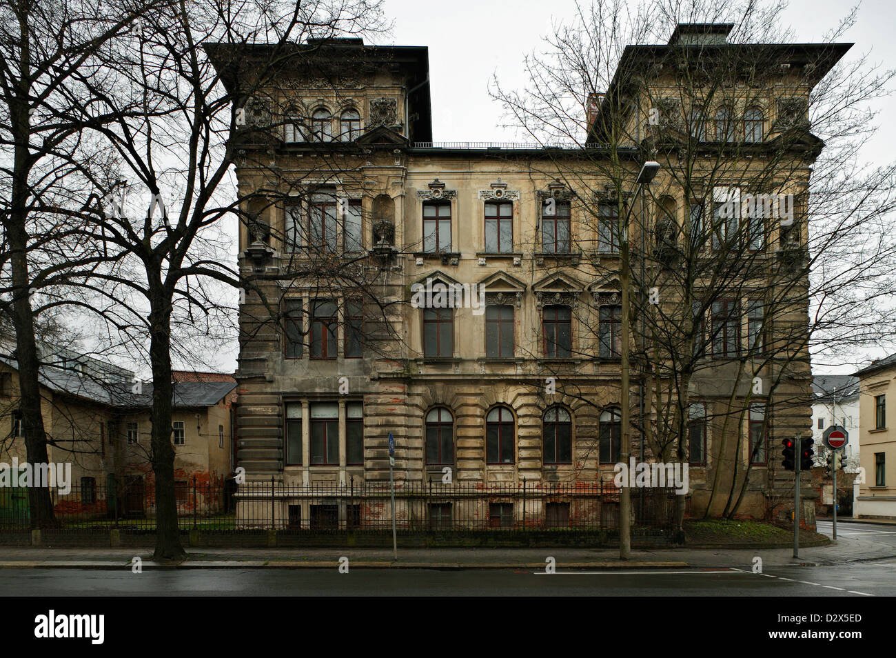 Altenburg, Germany, unrenovated, dilapidated mansion Stock Photo - Alamy