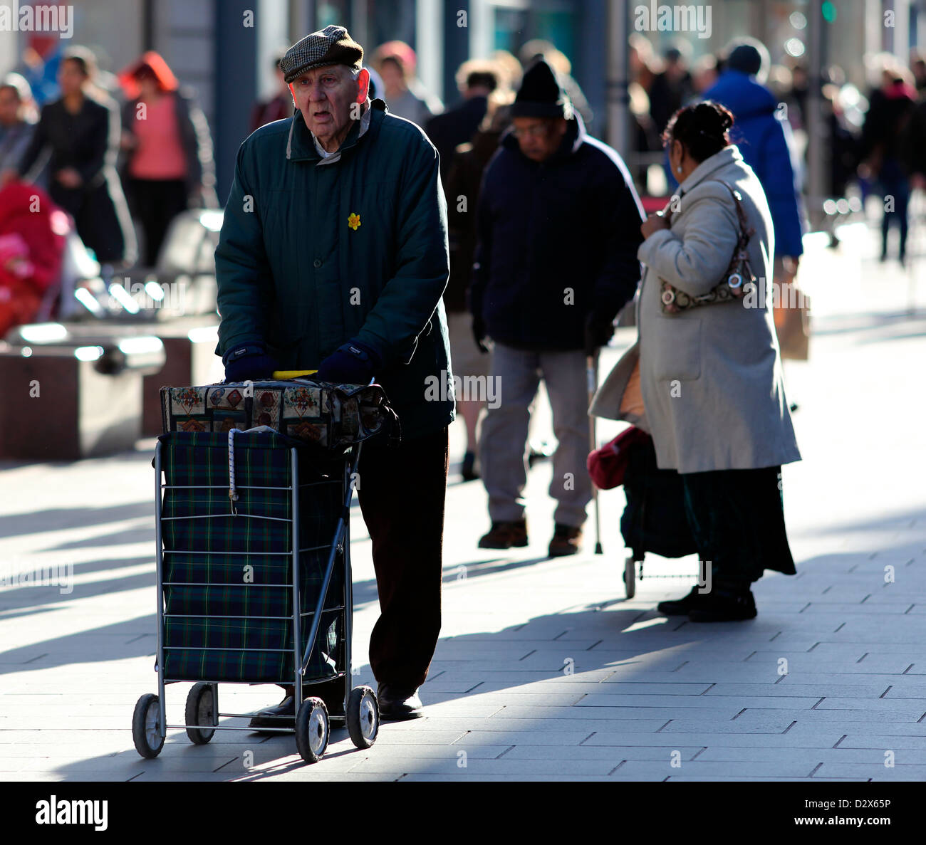 Elderly shopping trolley hi-res stock photography and images - Alamy