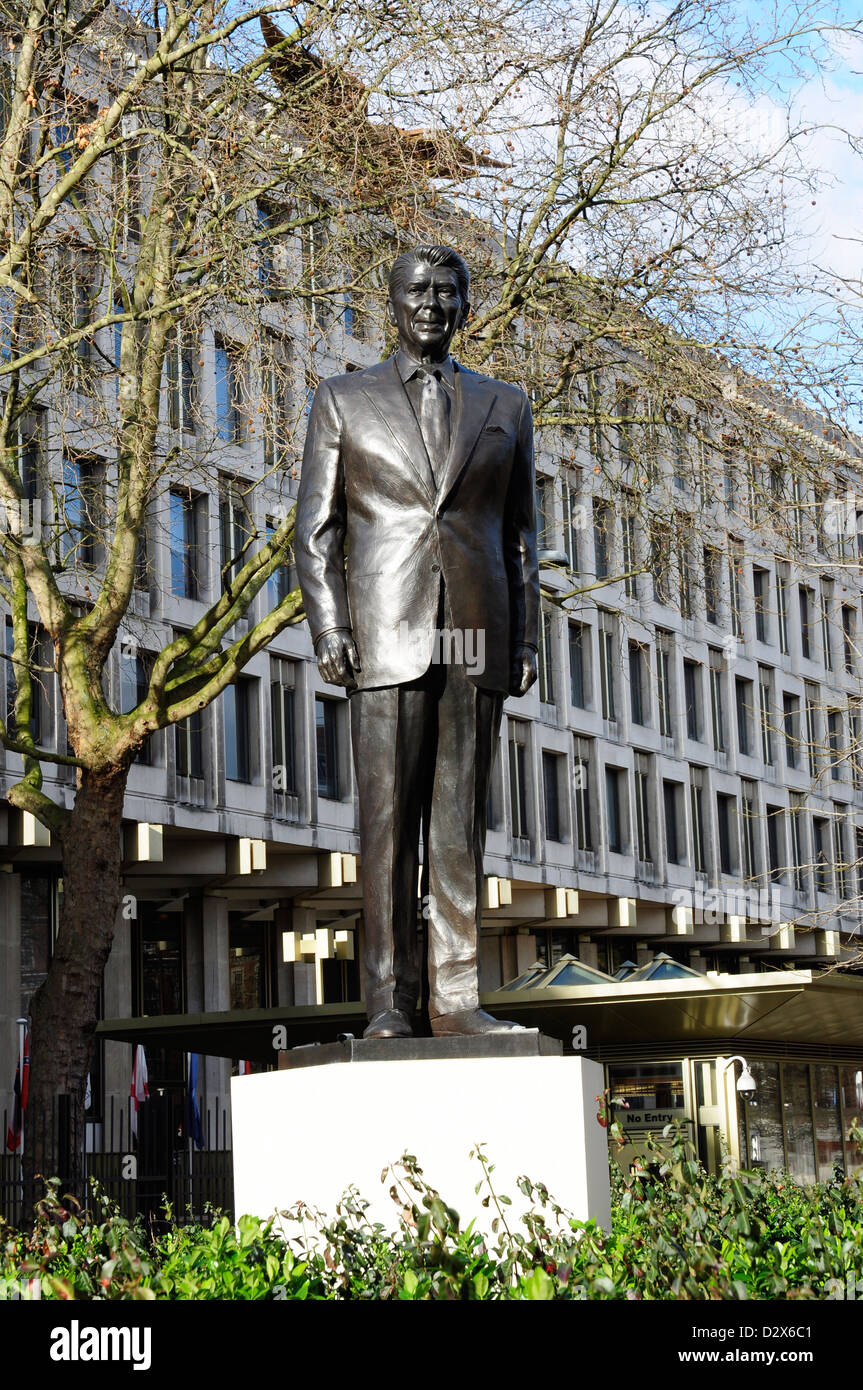 Ronald reagan london statue hi-res stock photography and images - Alamy
