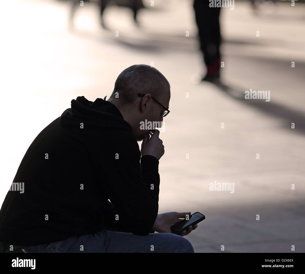 Man texting smoking hi-res stock photography and images - Alamy