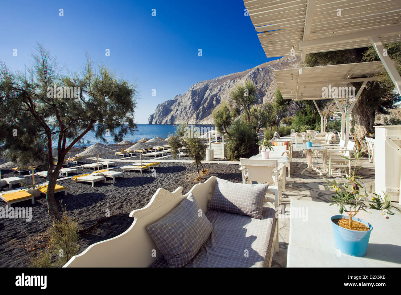 The resort of Kamari on the Greek island of Santorini Stock Photo - Alamy