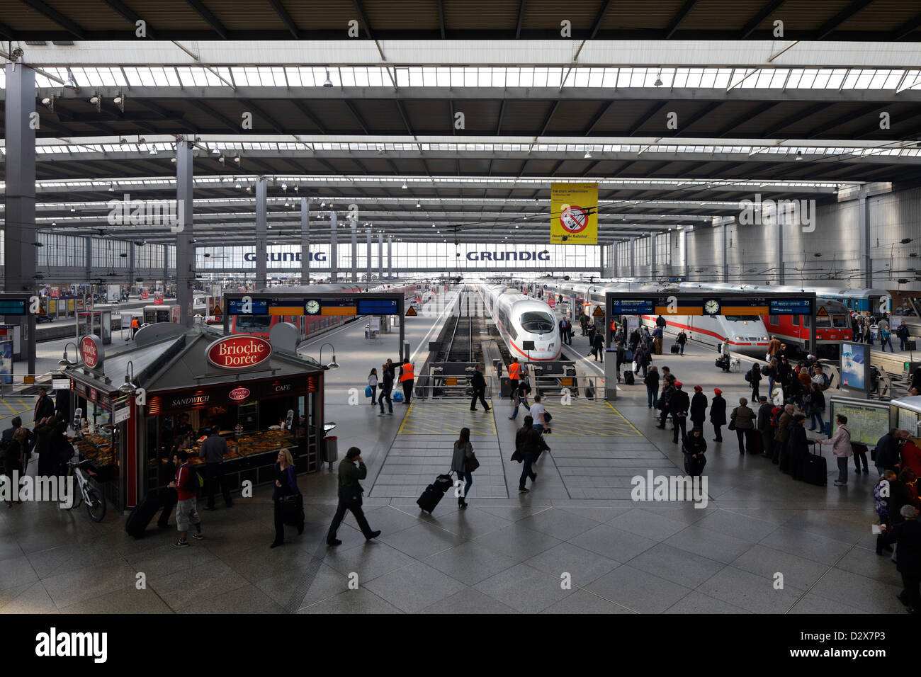 Munich hauptbahnhof hi-res stock photography and images - Alamy