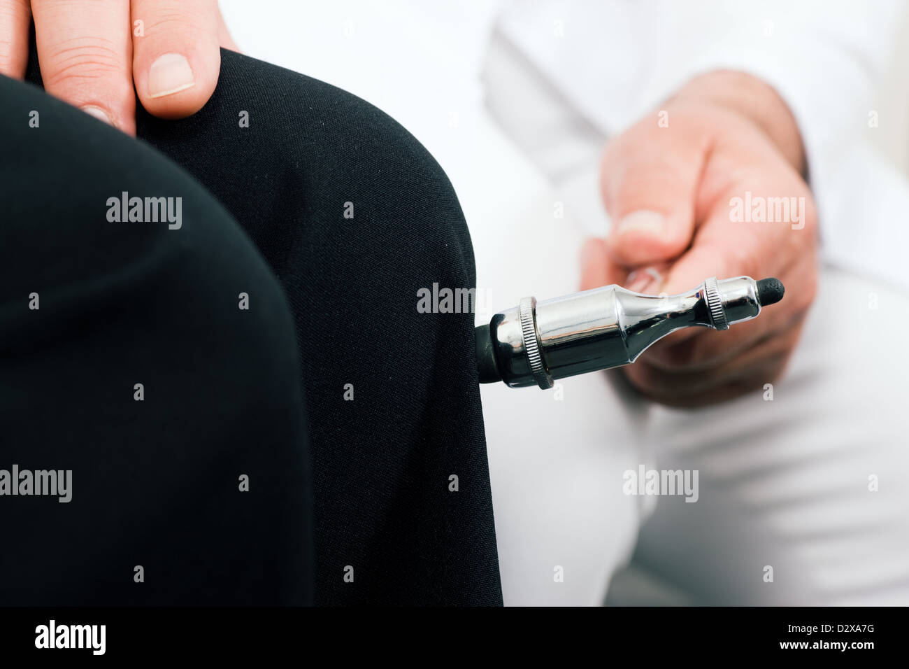 Doctor testing reflexes Stock Photo - Alamy