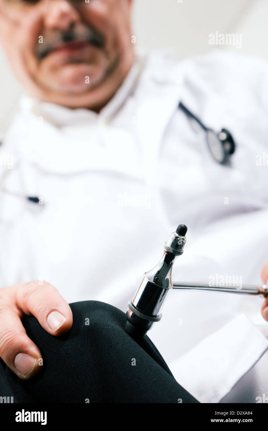Doctor testing reflexes Stock Photo - Alamy