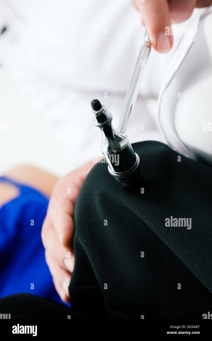 Doctor testing reflexes Stock Photo - Alamy