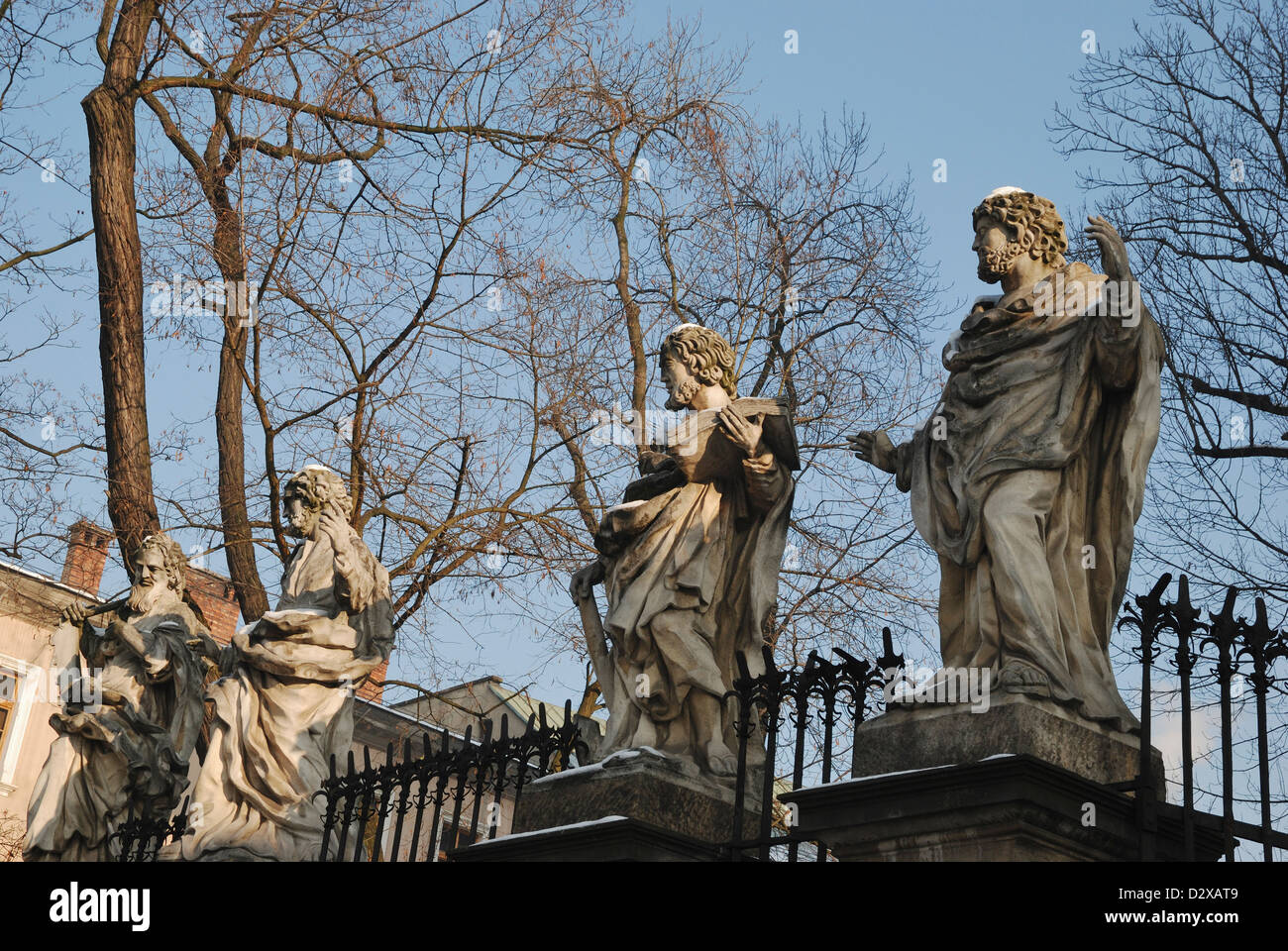Statues outside hi-res stock photography and images - Alamy