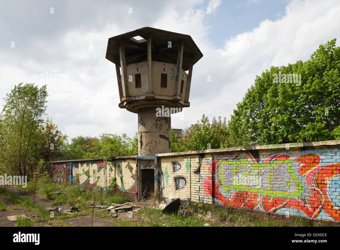 Berlin wall graffiti guard tower hi-res stock photography and images ...
