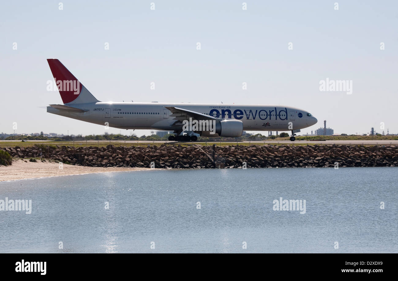 Aircraft taxing hi-res stock photography and images - Alamy