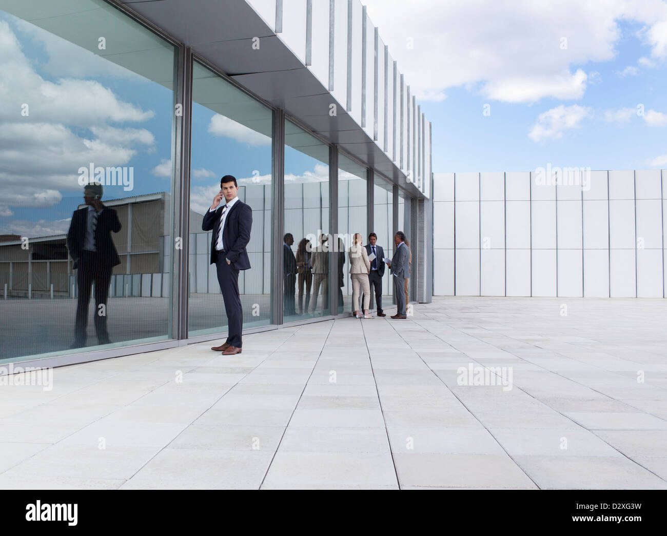 Group women outside building hi-res stock photography and images - Alamy