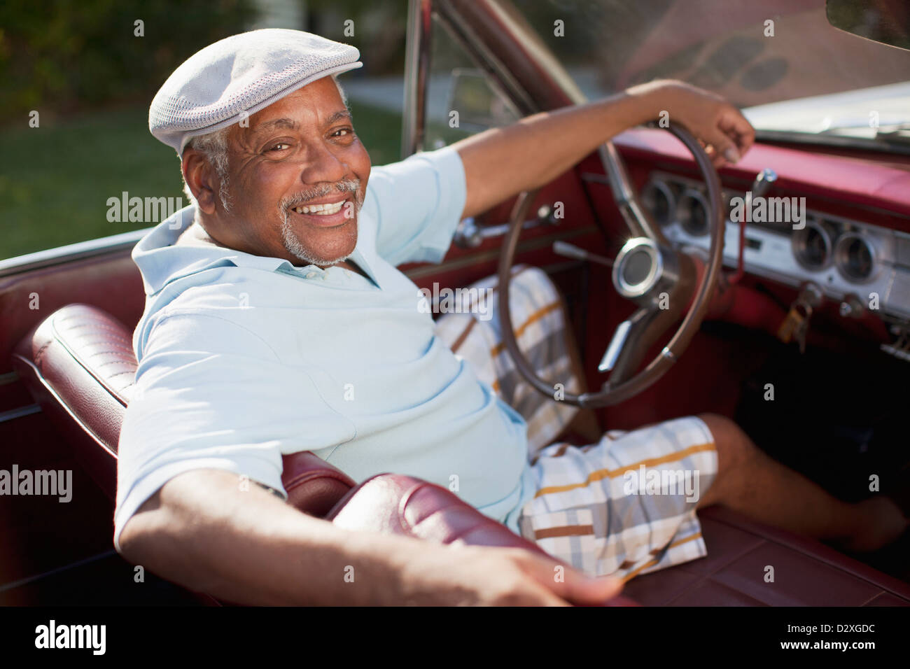 Elderly man driving retro hi-res stock photography and images - Alamy