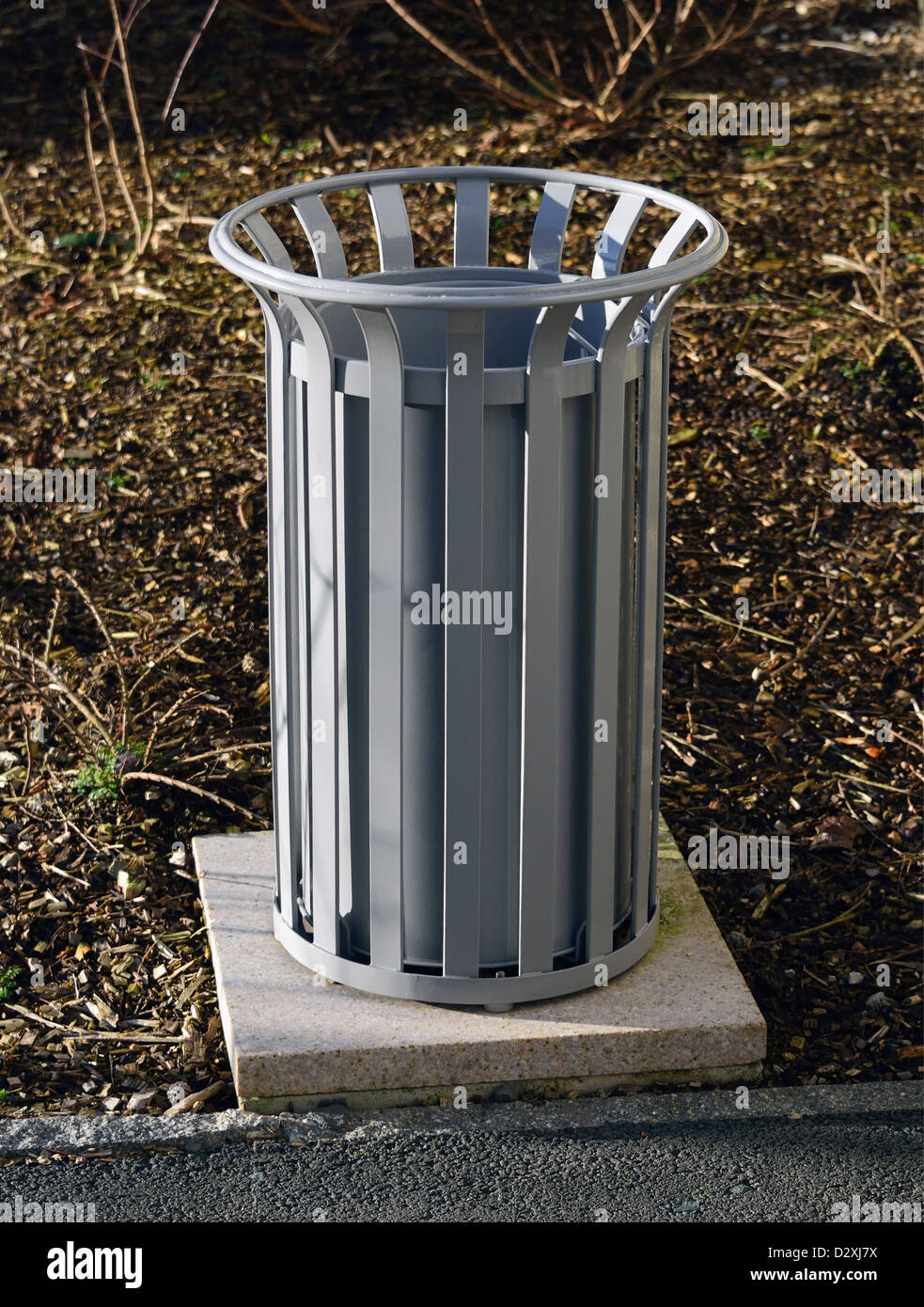 Metal wastebin hi-res stock photography and images - Alamy