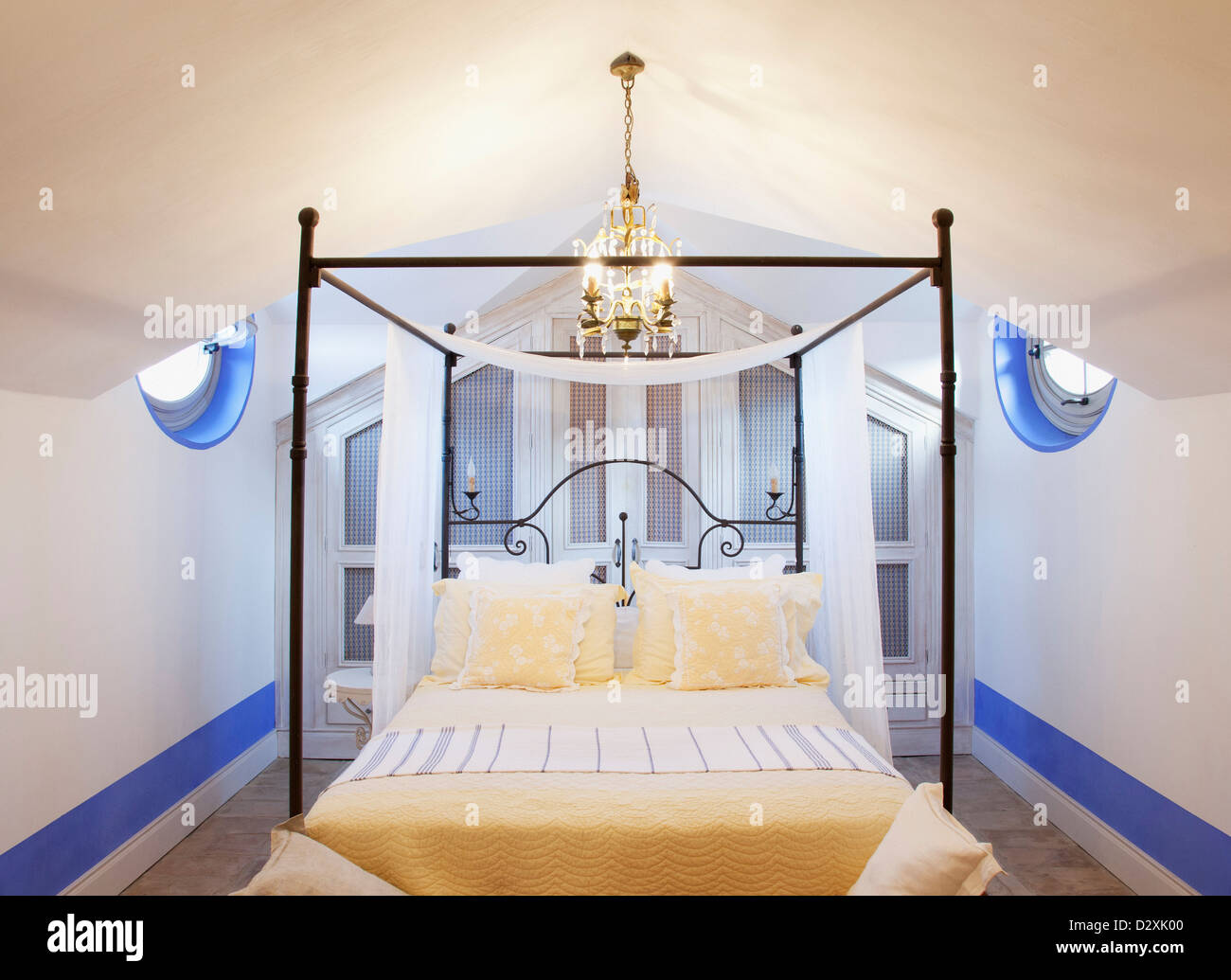 Chandelier over four poster bed in luxury bedroom Stock Photo - Alamy