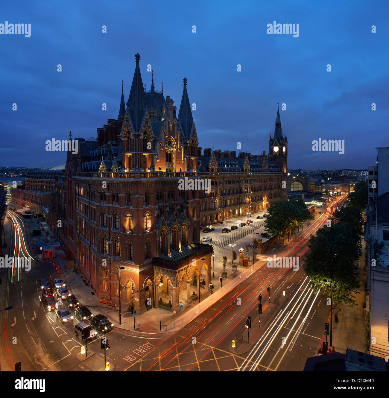 St giles london street scene hi-res stock photography and images - Alamy