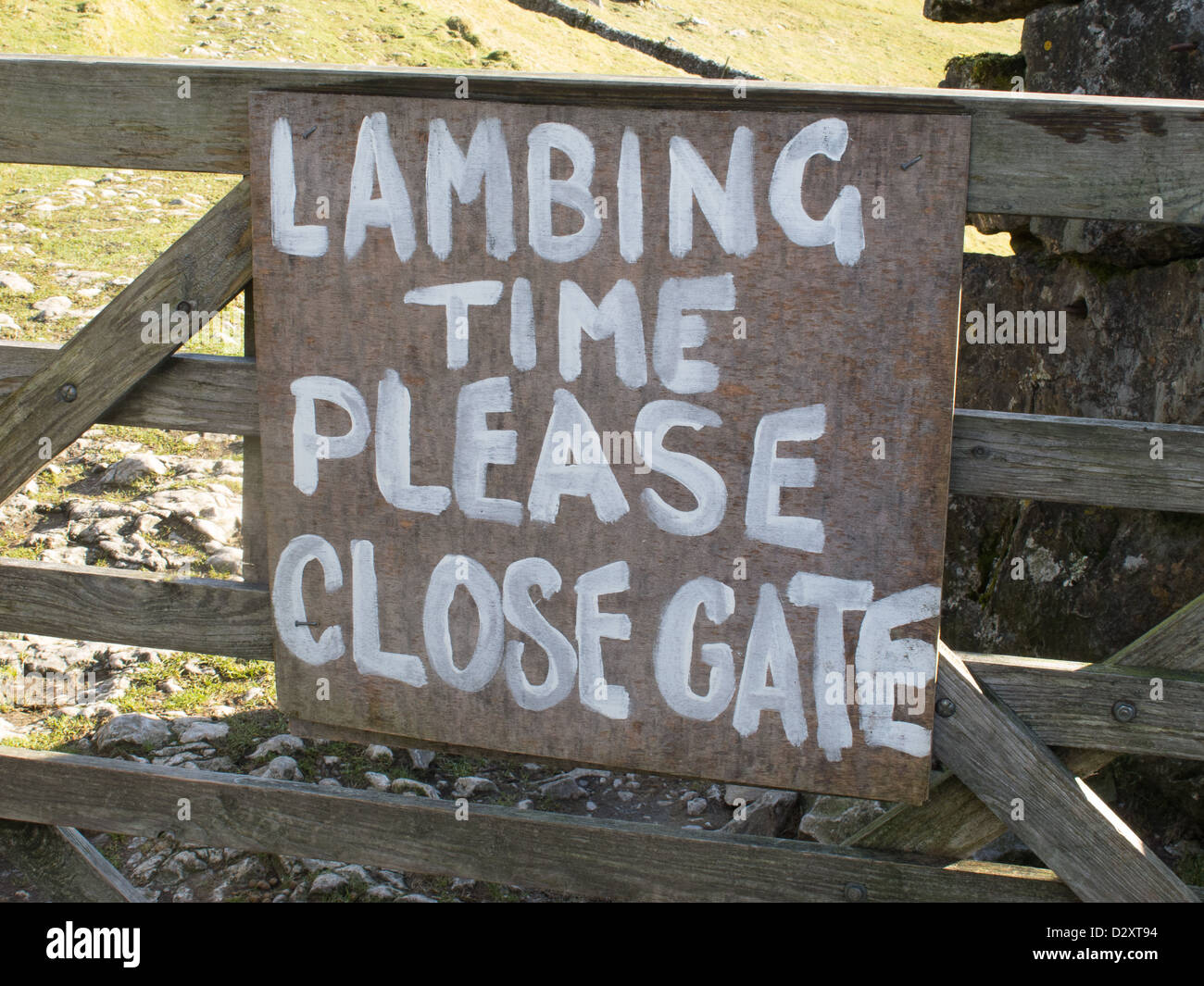 sign on gate saying "lambing time please close gate Stock Photo - Alamy