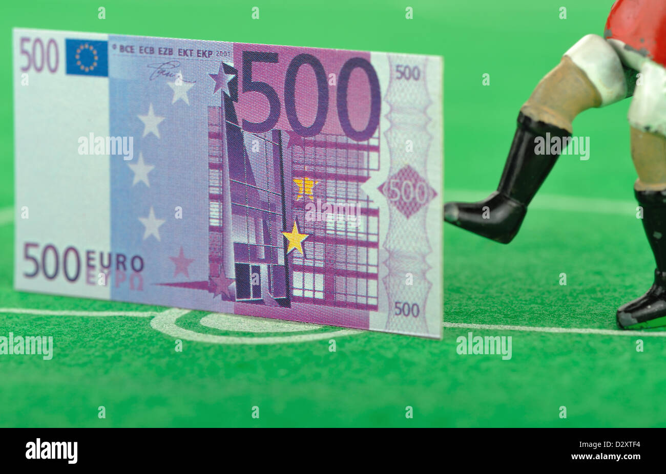Illustration - A Tipp-Kick figure stands next to a 500 Euro bill ...