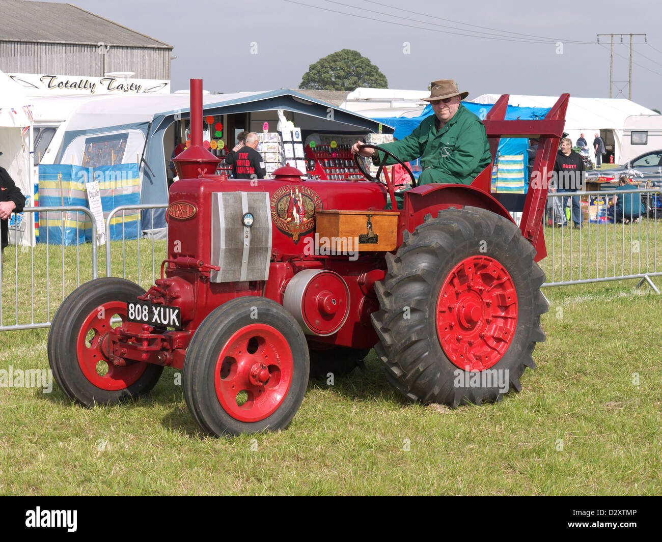 Vintage tractor on display steam hi-res stock photography and images ...
