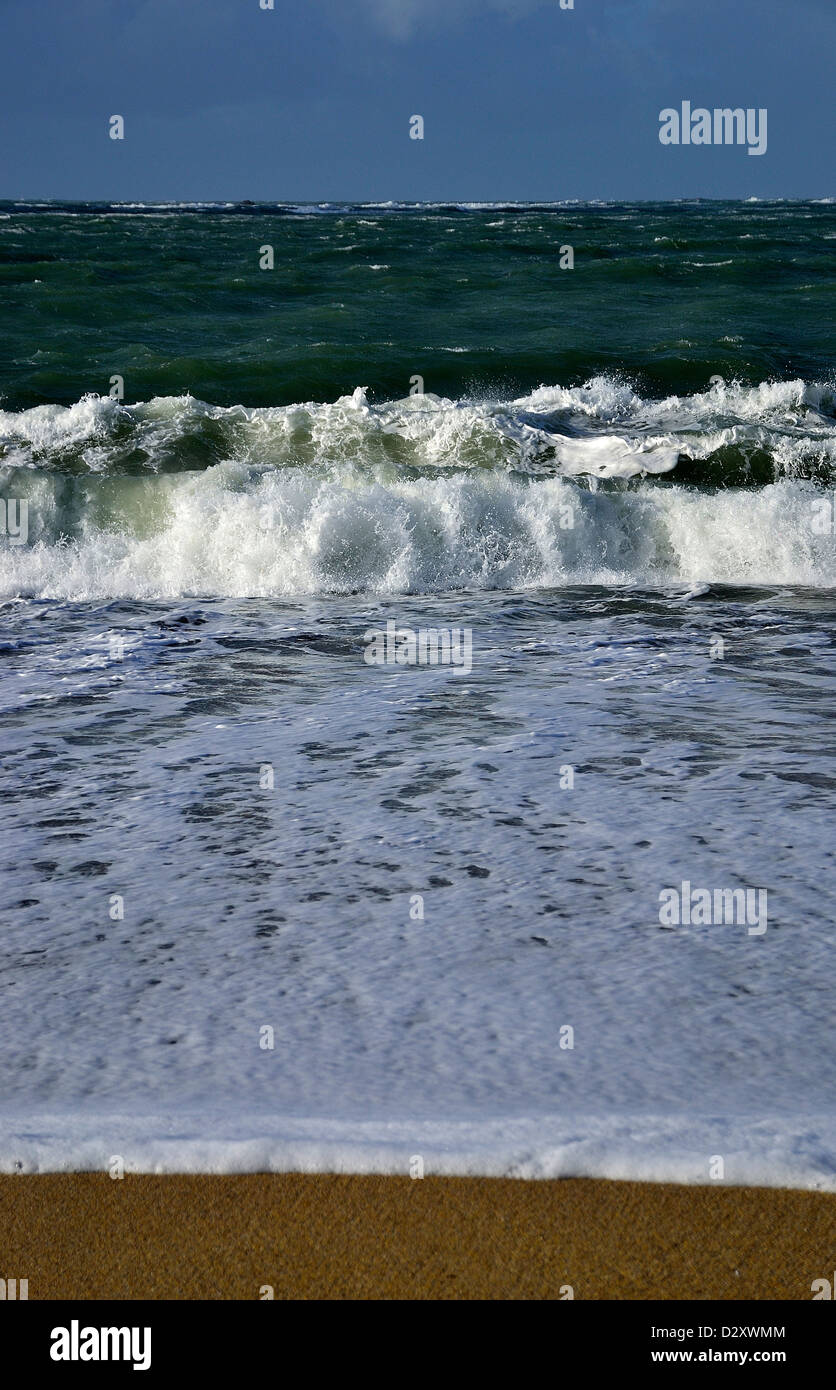 Breaking waves swash backwash shingle hi-res stock photography and ...