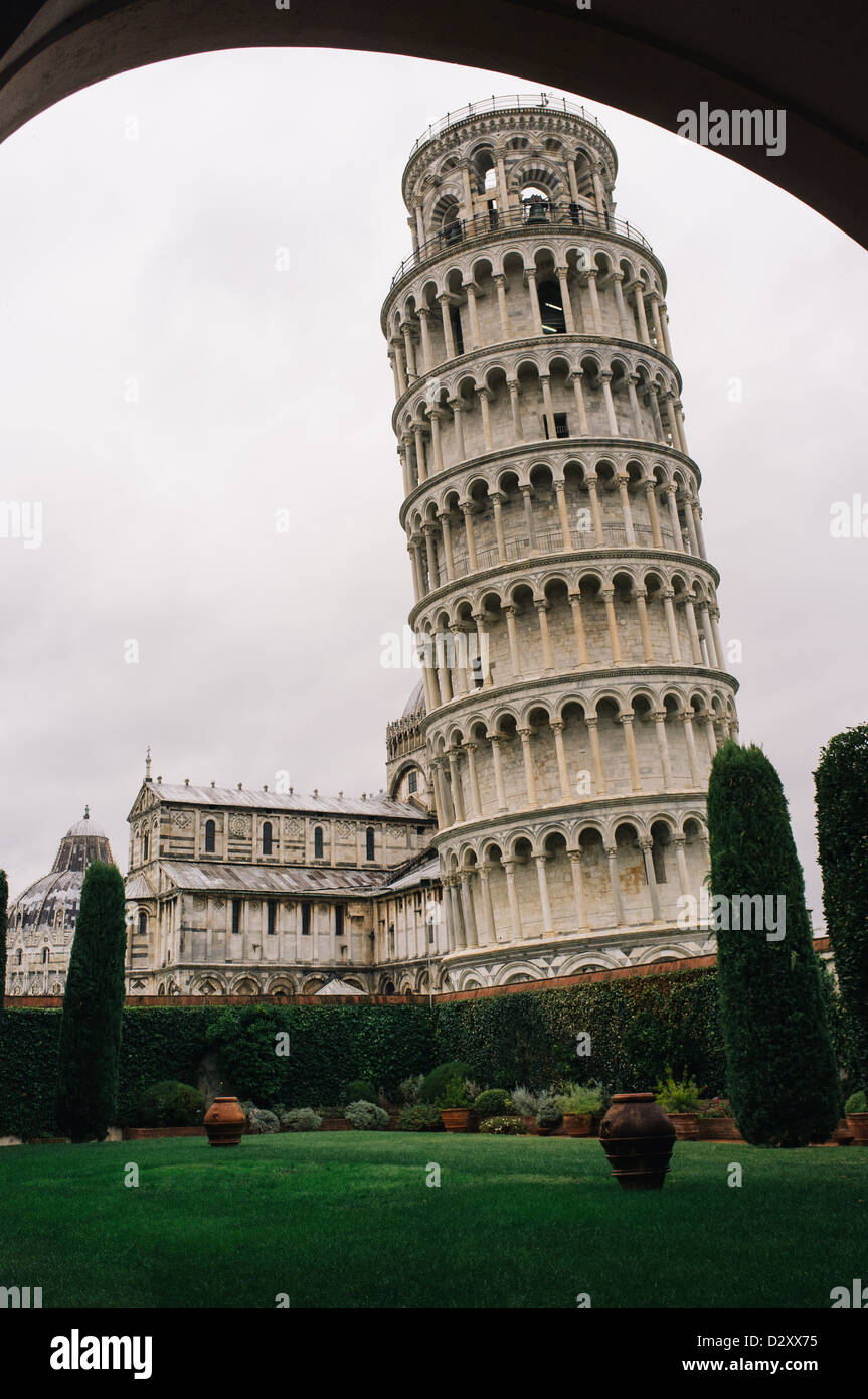 The leaning tower of Pisa in the Piazza del Duomo, Italy Stock Photo ...