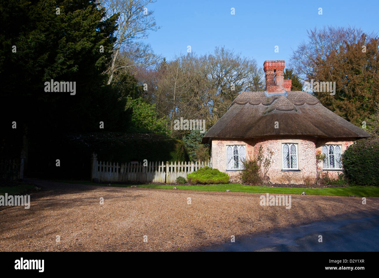Thatched English country lodge cottage Stock Photo - Alamy