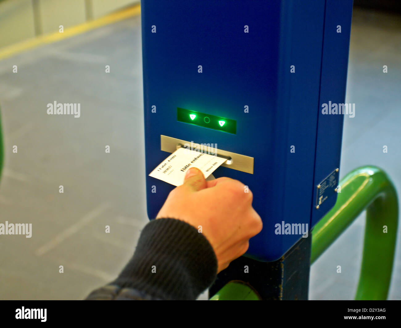Ticket machine metro hi-res stock photography and images - Alamy