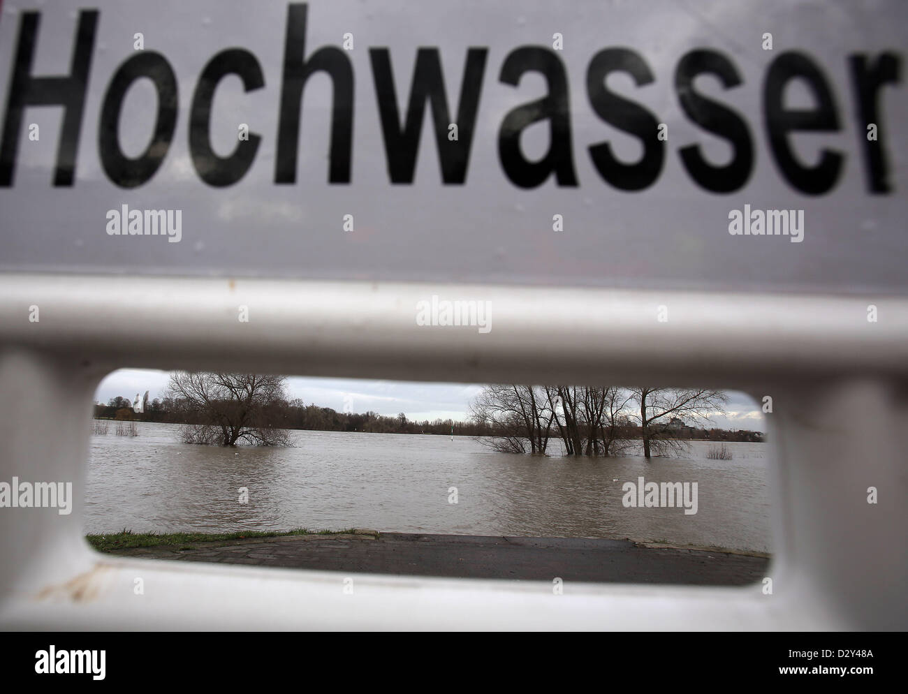 A sign warns against high water on the banks of the Rhine in Cologne ...