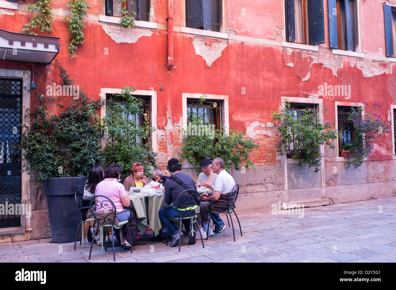 Italy family meal outside hi-res stock photography and images - Alamy