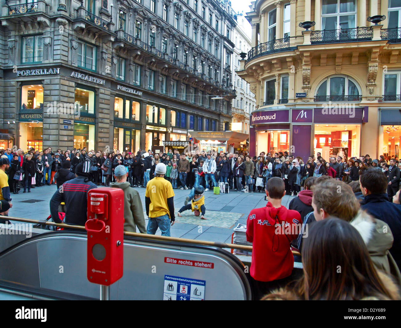 Vienna crowd hi-res stock photography and images - Alamy