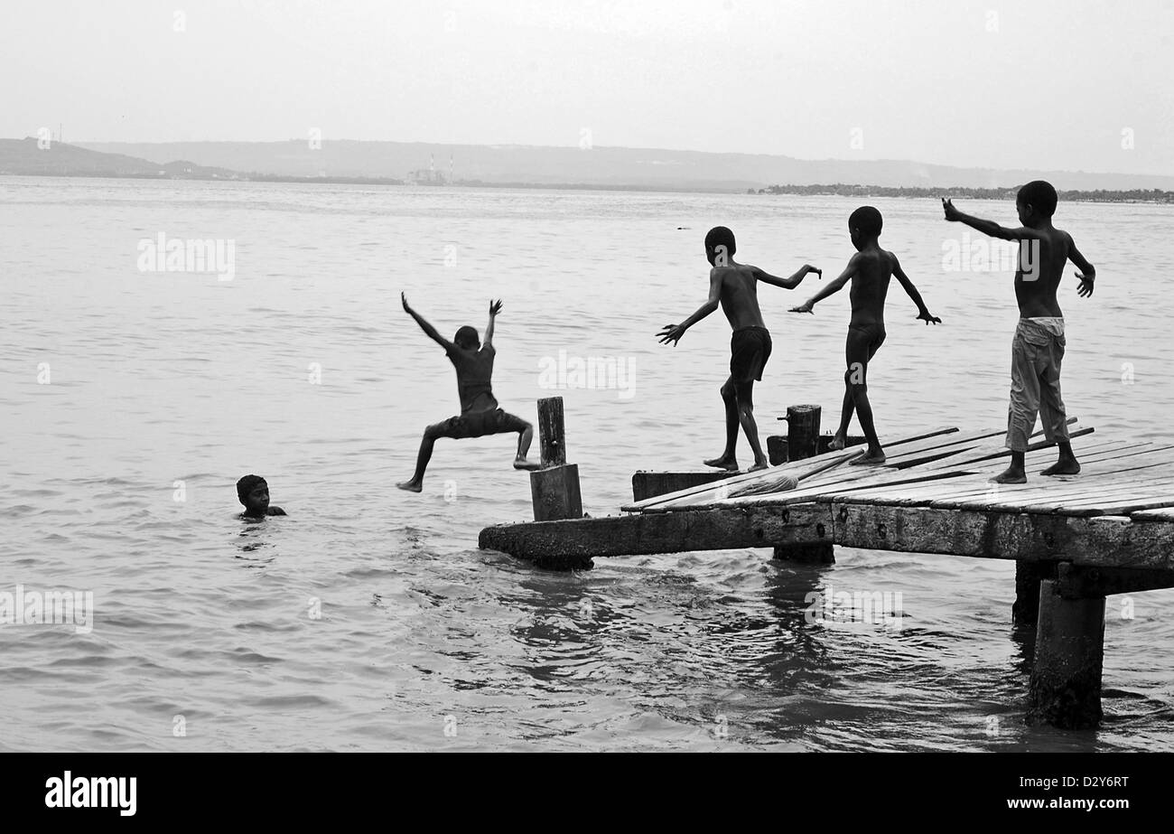 Kids in a row swim hi-res stock photography and images - Alamy