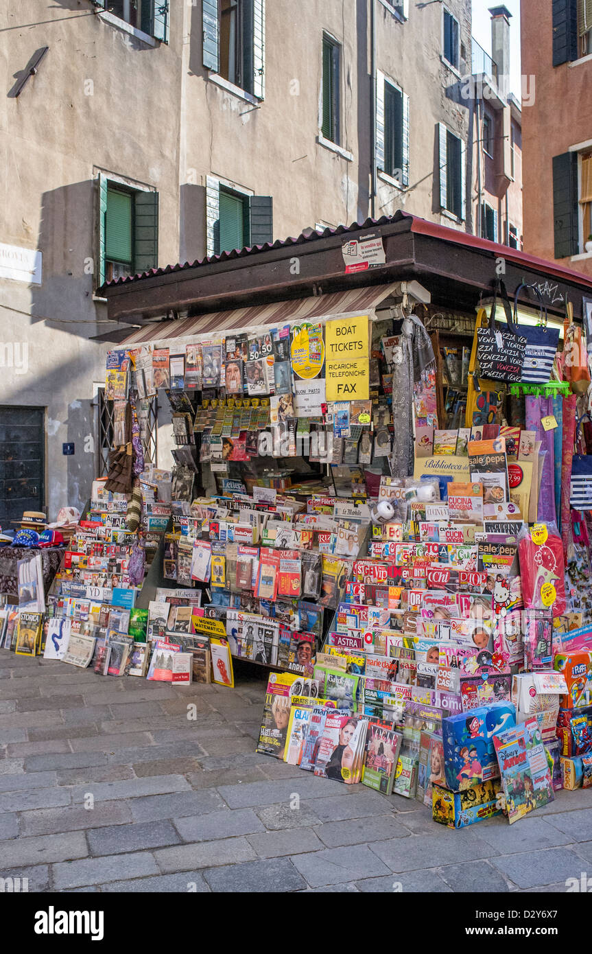 Magazine stand hi-res stock photography and images - Alamy
