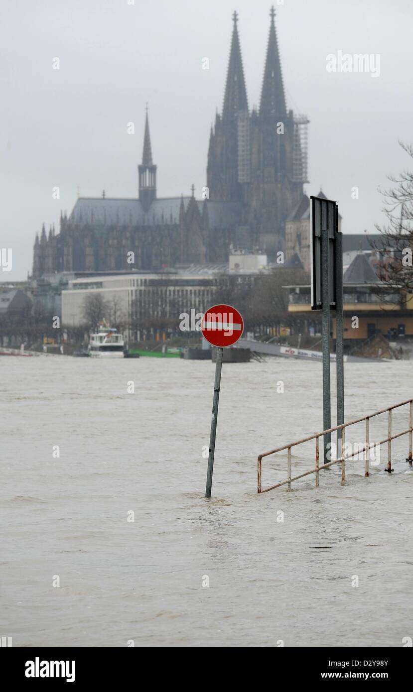 A signstands in the high waters on the banks of the Rhine in Cologne ...