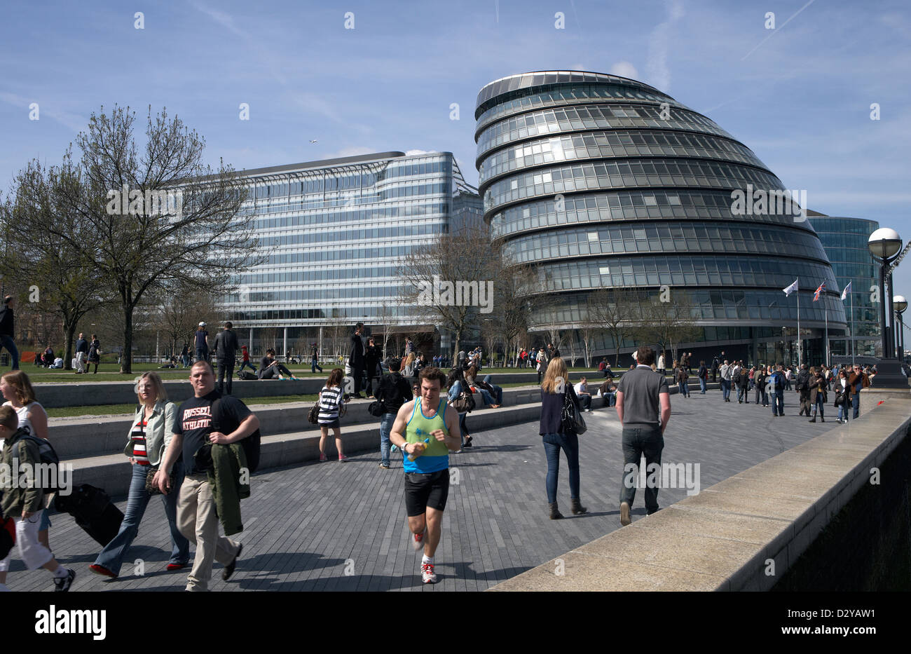 Queens walk hi-res stock photography and images - Alamy