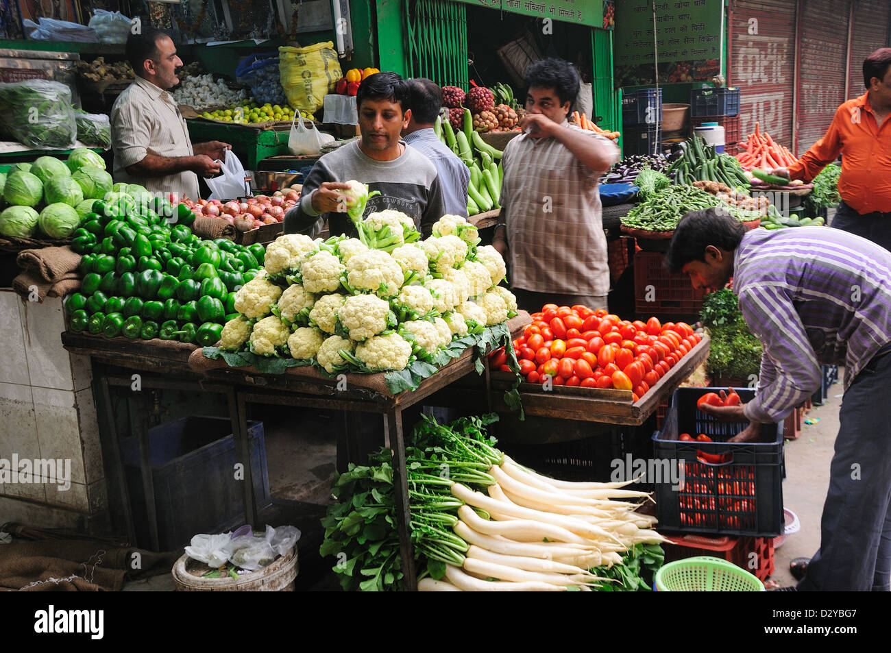 Vegetable market hi-res stock photography and images - Alamy