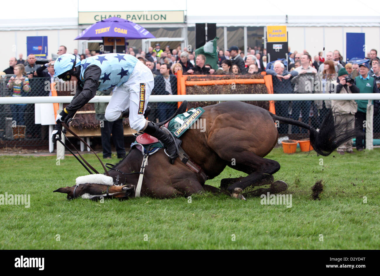 The grand national horse race uk hi-res stock photography and images ...